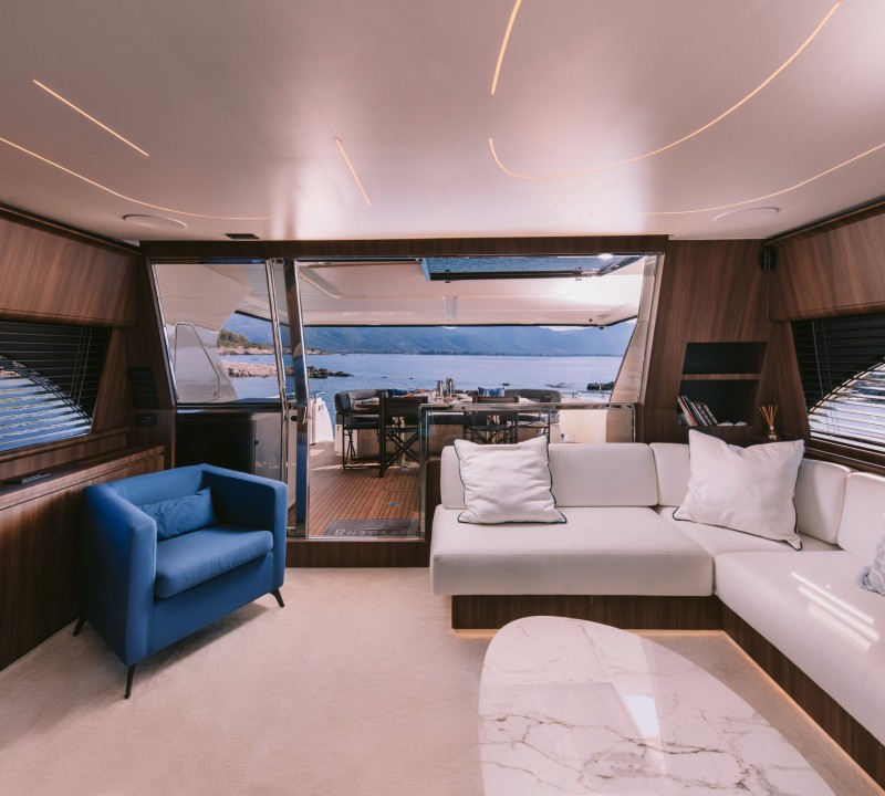 OXYGEN 8 Yacht Charter Details, Ferretti | CHARTERWORLD Luxury Superyachts